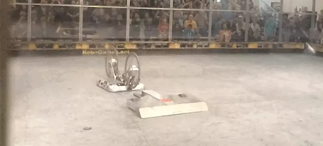 Mira com aquest robot lluitador mor a una càmera lenta agonitzant