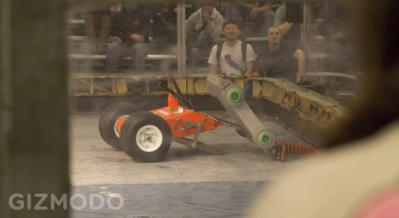 Tonton Robot Pertarungan Ini Mati Dalam Pergerakan Perlahan yang Menyiksa