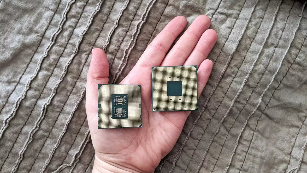 Links: Intel Core i3-10100. Rechts: AMD Ryzen 3 3300X.