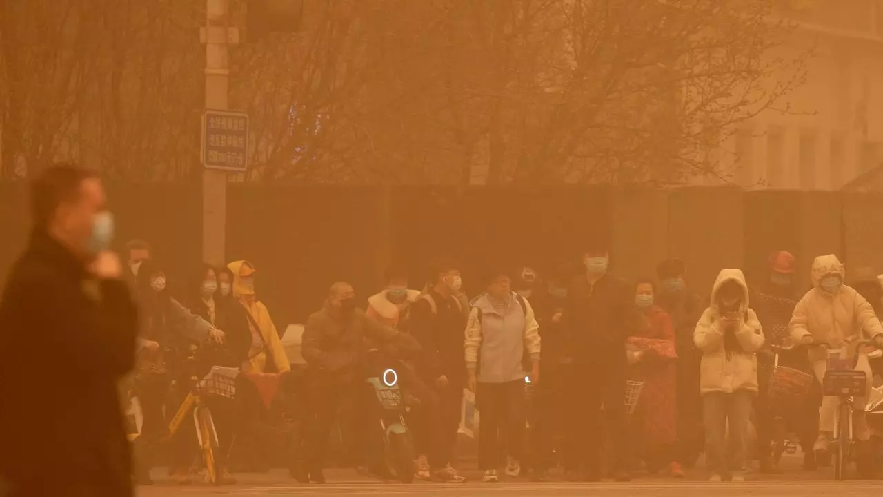 बीजिंग चमकीले पीले रंग की धूल पर घुट रहा है