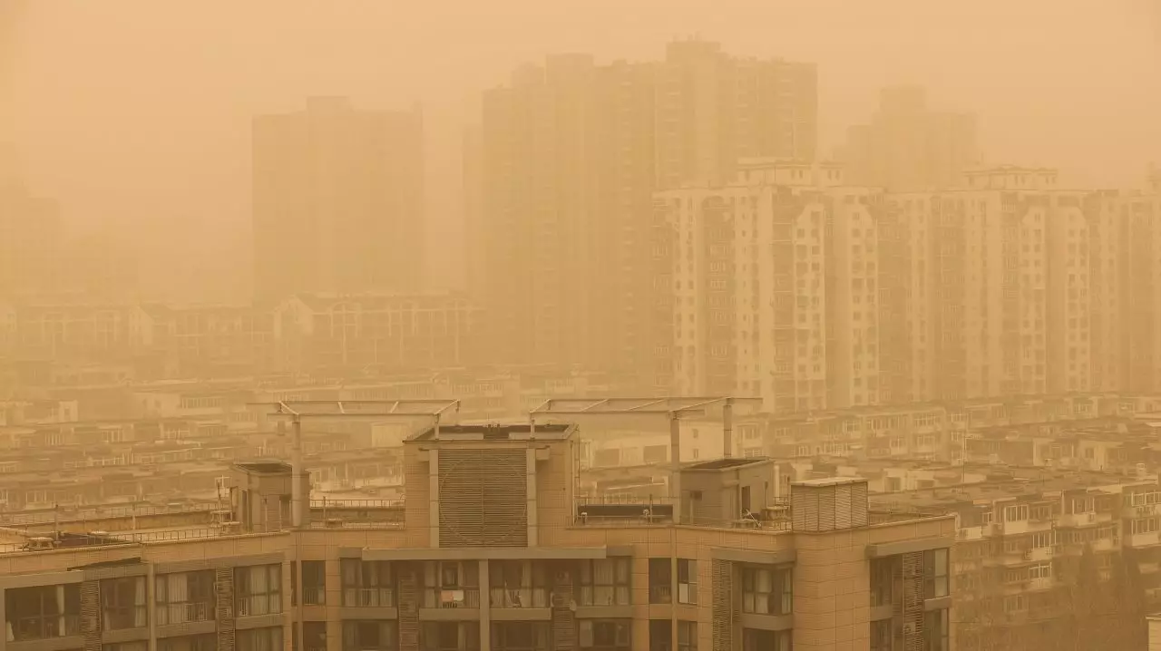बीजिंग, चीन - मार्च 15: बीजिंग, चीन में 15 मार्च, 2021 को रेतीले तूफान के दौरान इमारतें दिखाई देती हैं।