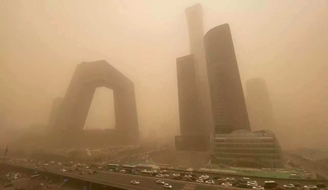 Gebouwen worden gezien in het centrale zakendistrict van Peking tijdens een zandstorm op 15 maart 2021.