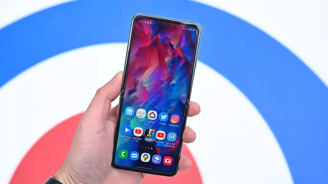 Samsung Galaxy Z Flip er den første foldbare telefon, der er værd at tage sig af