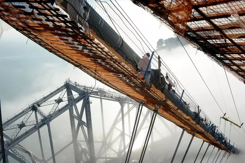 Deproksima Rigardo Al La Monumenta Tasko Konstrui Ponton