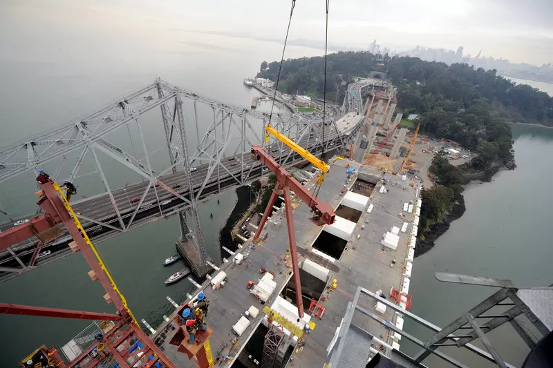 Deproksima Rigardo Al La Monumenta Tasko Konstrui Ponton