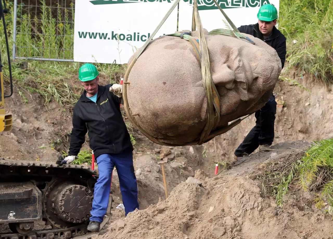 Keturių tonų Lenino galva buvo iškasta Berlyne