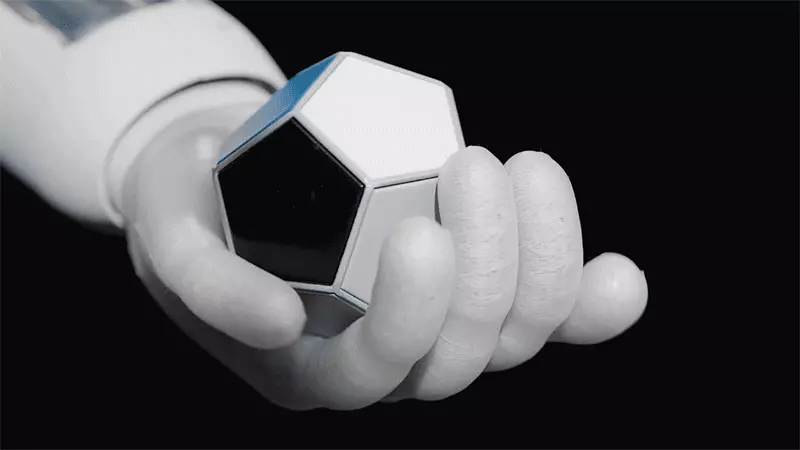 Ова изузетно окретна роботска рука сама учи како да рукује предметима