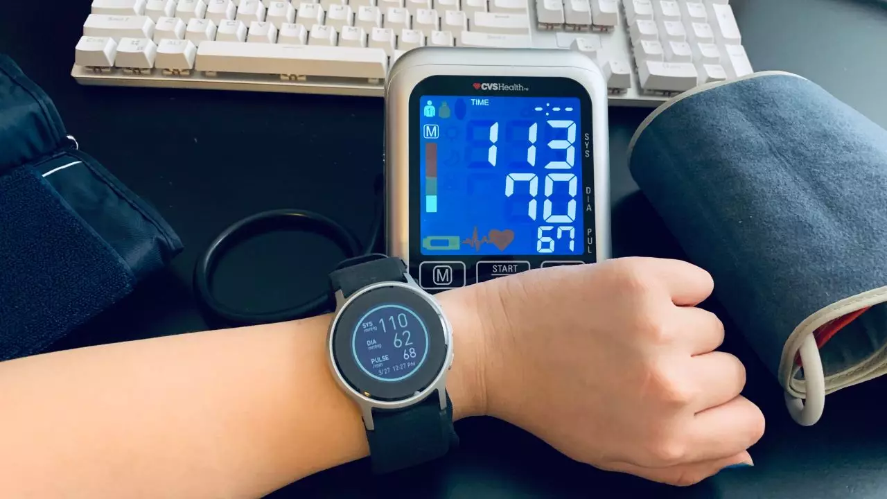 De eerste smartwatch die je bloeddruk leest, is een lelijk wonder