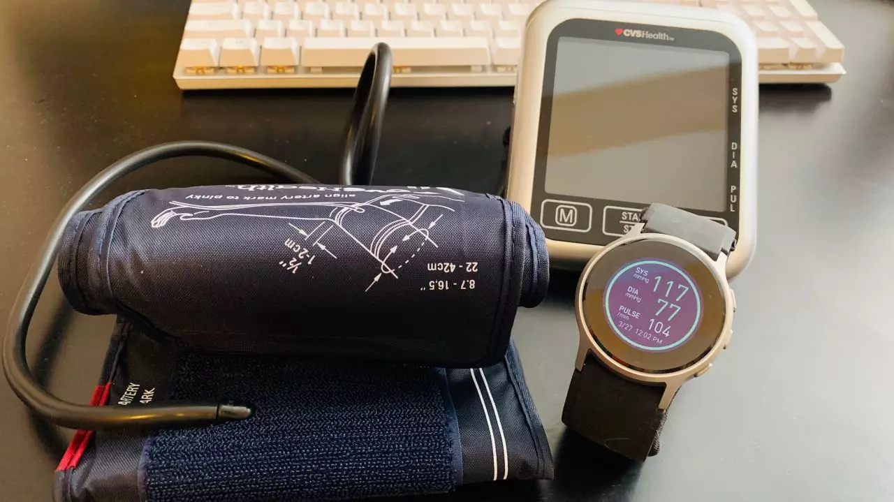 Die erste Smartwatch, die Ihren Blutdruck misst, ist ein hässliches Wunder