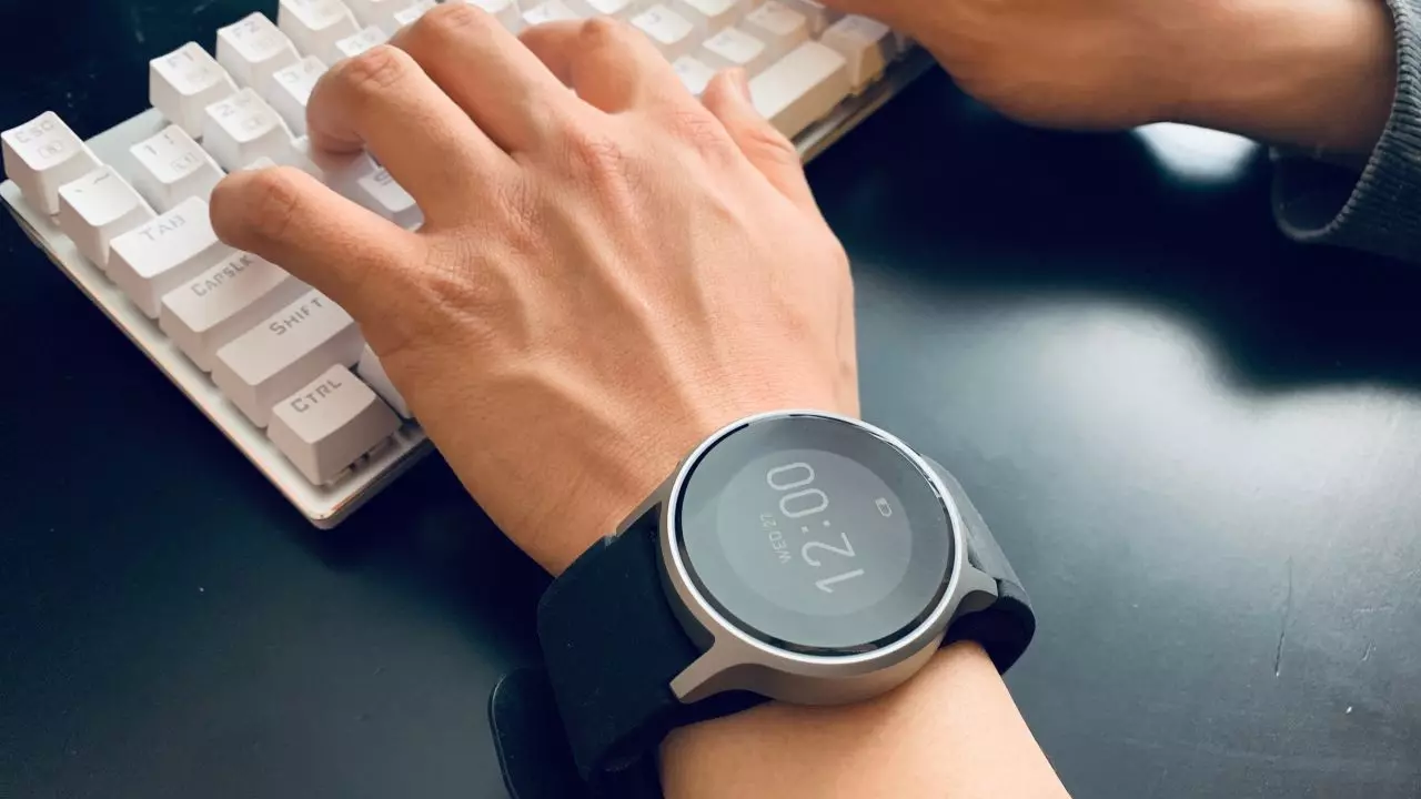 De eerste smartwatch die je bloeddruk leest, is een lelijk wonder