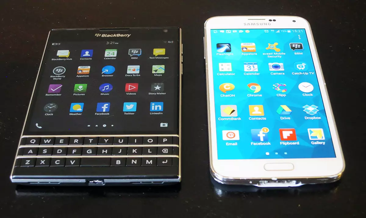 BlackBerry e Tseba Smartphone ea Passport: Hip To Be Square?