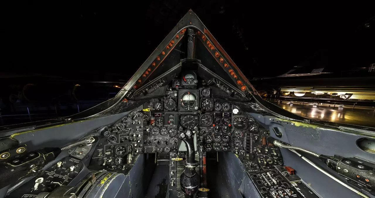 SR-71 Blackbird 50 жыл мурун бүгүн биринчи учуусун жасаган