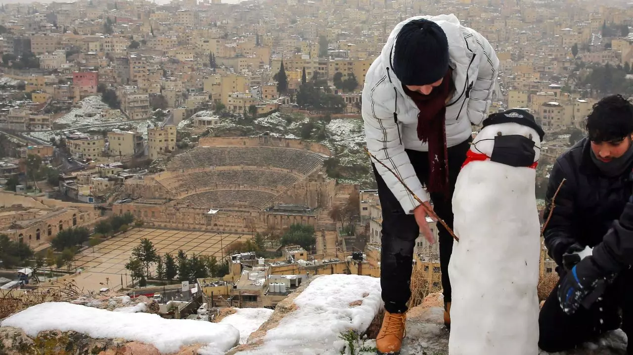 Jordaniërs meitsje in snieman yn 'e ruïnes fan 'e Amman Citadel nei in sniestoarm yn 'e Jordaanske haadstêd Amman, op 18 febrewaris 2021.