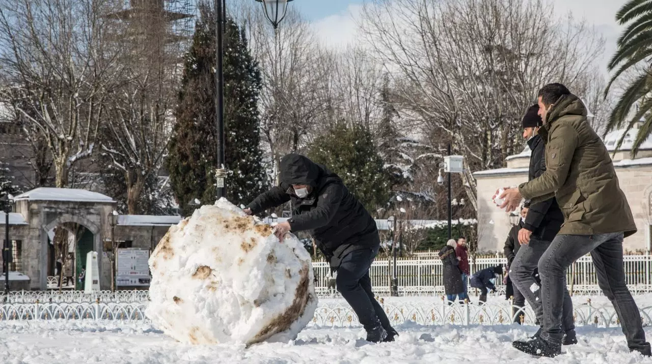 ชายคนหนึ่งผลักก้อนหิมะขนาดใหญ่หน้ามัสยิดสีน้ำเงินเมื่อวันที่ 17 กุมภาพันธ์ พ.ศ. 2564 ในเมืองอิสตันบูล ประเทศตุรกี อากาศหนาวเย็นในชั่วข้ามคืนได้นำหิมะตกหนักมายังอิสตันบูลในช่วงเช้าตรู่ ปกคลุมเมืองด้วยหิมะ ทำให้การเดินทางในช่วงเช้าล่าช้า และขัดขวางการให้บริการเรือข้ามฟาก