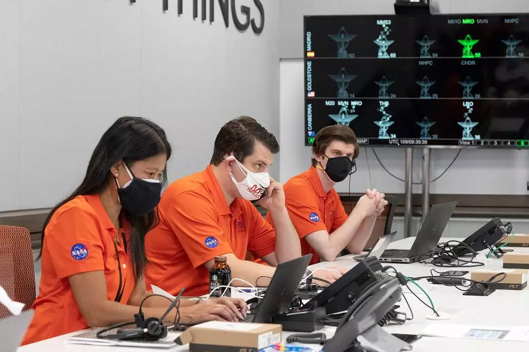 Aung (till vänster) och andra medlemmar i Ingenuity-teamet väntade på data från Mars tidigt i morse. (Bild: NASA/JPL-Caltech, Fair Use)
