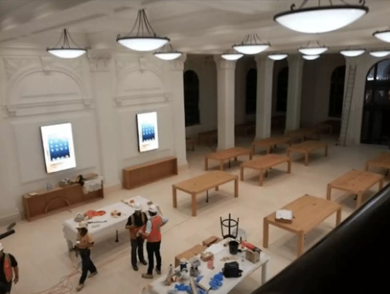 Новият Apple Store в Бризбейн се събира преди утрешното тържествено откриване