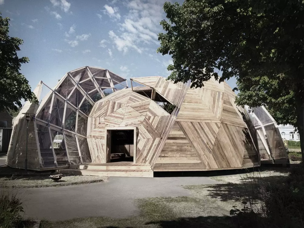 Оваа неверојатна геодетска купола опфаќа данско политичко рушење