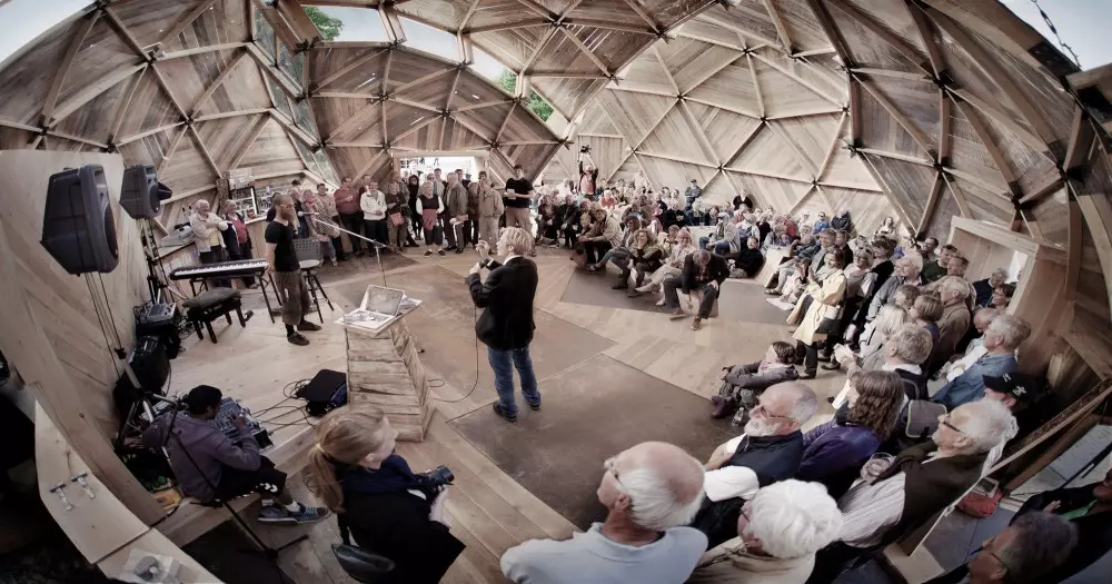 Kjo kupolë e mahnitshme gjeodezike strehon një rrëzim politik danez