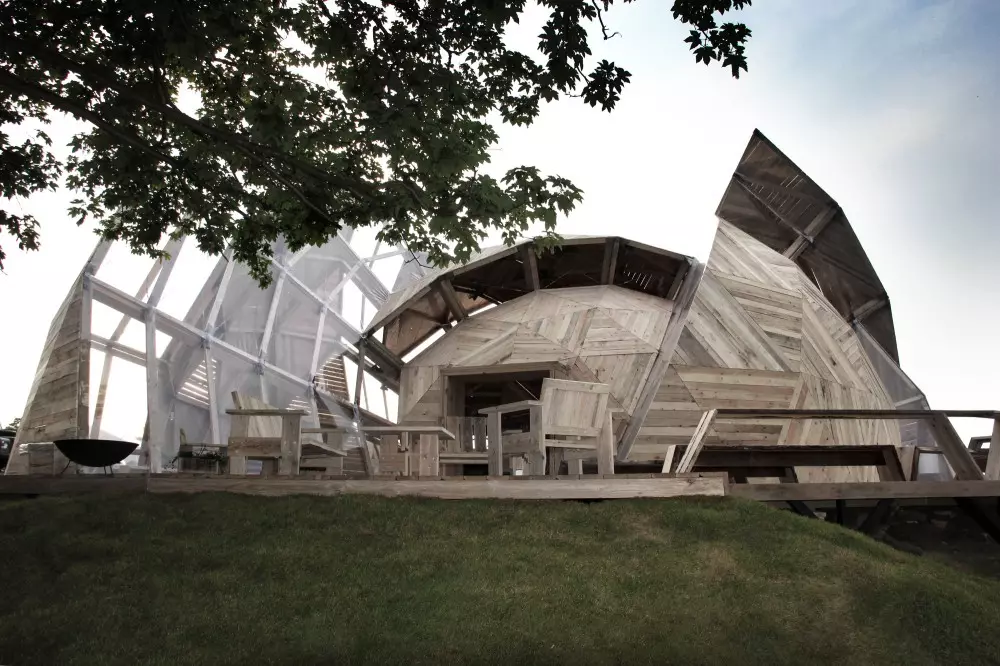 Den här fantastiska geodetiska kupolen rymmer en dansk politisk nedläggning