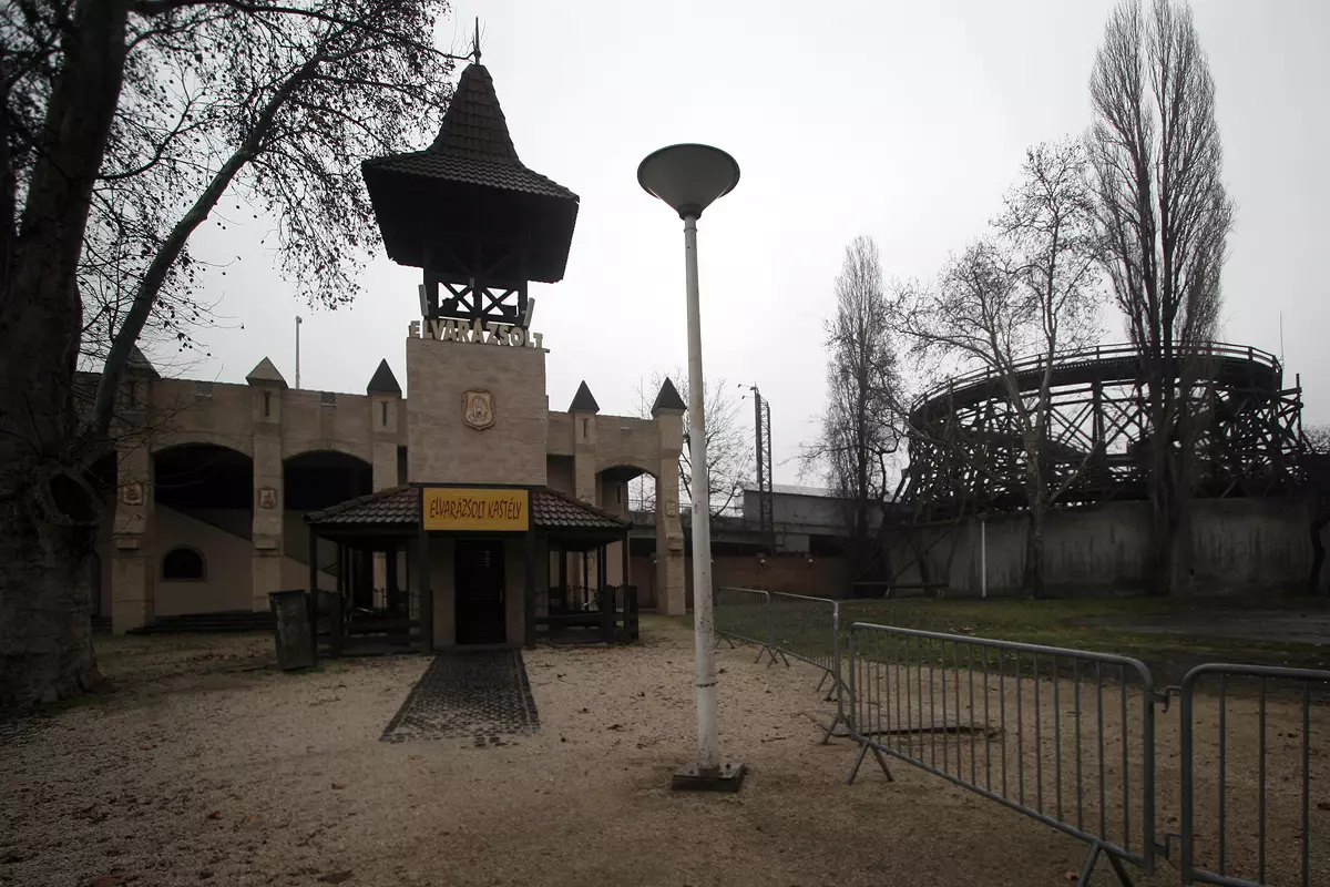 बुडापेस्ट के निंदा मनोरंजन पार्क के भूतिया अवशेषों के अंदर