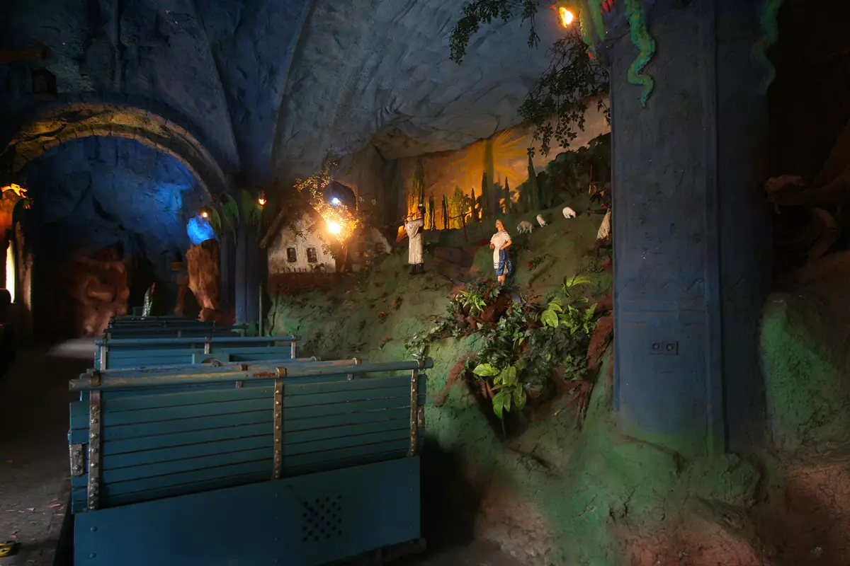 Dentro de los restos fantasmales del parque de atracciones condenado de Budapest
