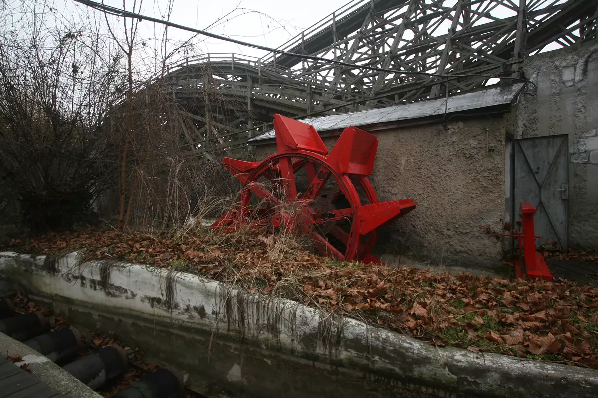 Dentro dos restos fantasmagóricos do parque de diversões condenado de Budapeste