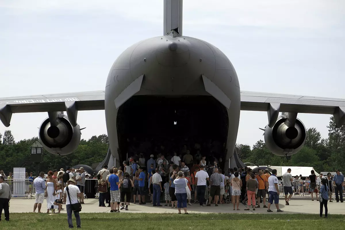 Ulendo Wapafupi Wa C-17 Globemaster, Chimphona Chomwe Chimauluka