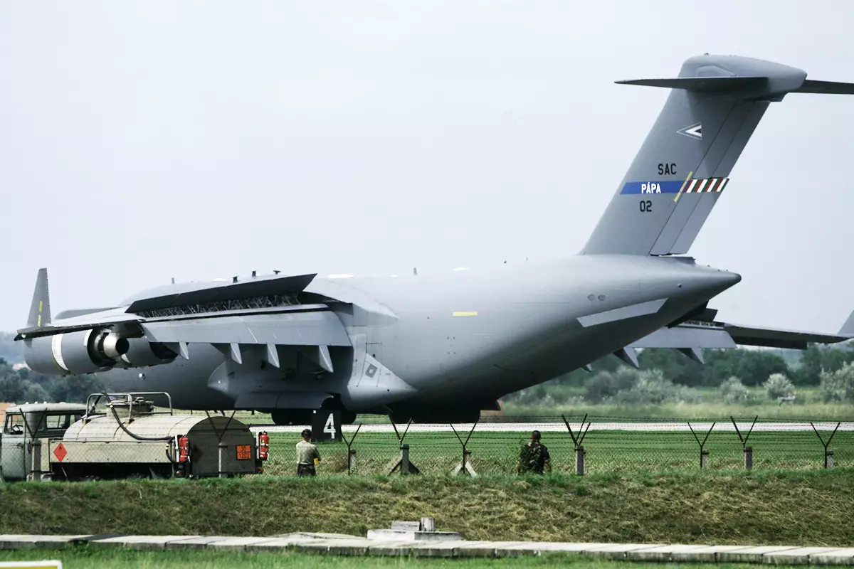 Urugendo Ruri hafi ya C-17 Globemaster, Igihangange kiguruka