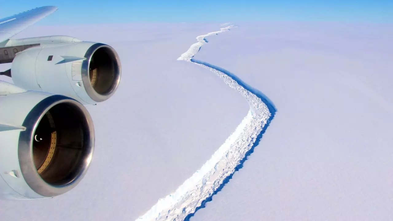 Ilọkuro Ninu Selifu Ice Ice nla Antarctic ti o sunmọ
