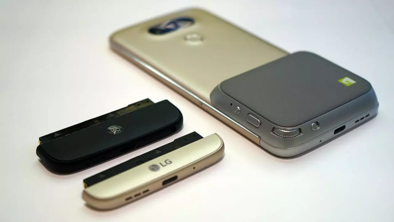 اثنان من الملحقات الجديدة تمنح الهواتف الذكية المعيارية من إل جي قوى خارقة