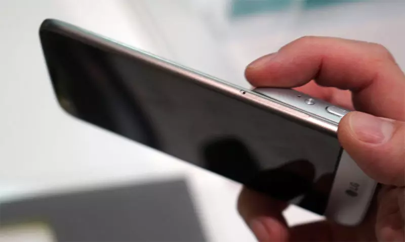 दोन नवीन अॅक्सेसरीज LG च्या मॉड्युलर स्मार्टफोनला सुपर पॉवर देतात