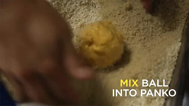 આઠ સ્ટેપમાં સ્વાદિષ્ટ મેક અને ચીઝ બન બર્ગર કેવી રીતે બનાવવું