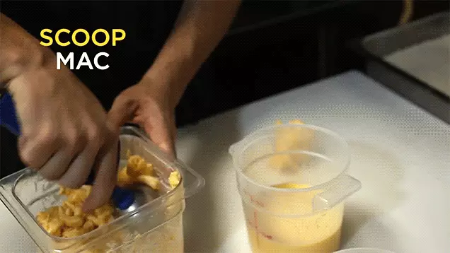 Πώς να φτιάξετε ένα νόστιμο μπιφτέκι Mac and Cheese Bun σε οκτώ βήματα