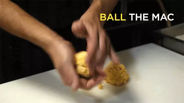 Hvordan lage en deilig Mac And Cheese Bun Burger i åtte trinn