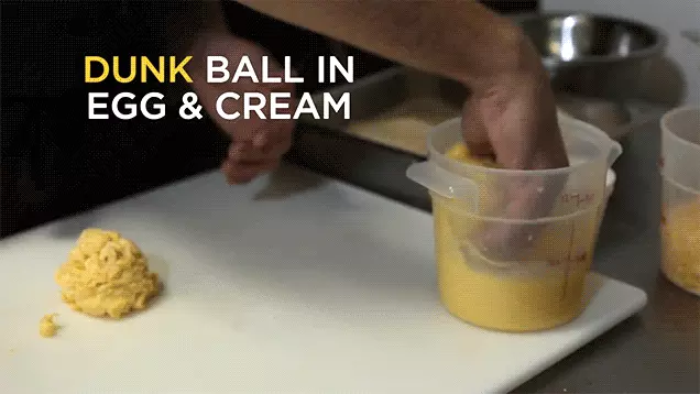 如何用八个步骤制作美味的芝士通心粉汉堡