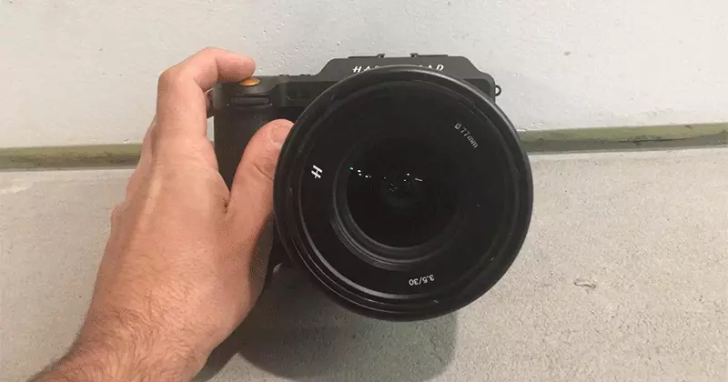 بررسی دوربین Hasselblad X1D: یک دستگاه فکس و یک دستگاه فتوکپی وارد یک نوار می شوند