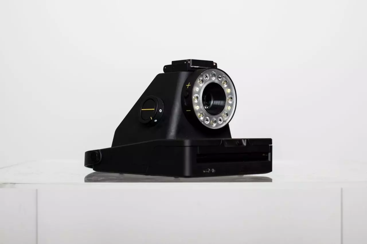 Máy ảnh Polaroid Project I-1 Impossible: The Gizmodo Review