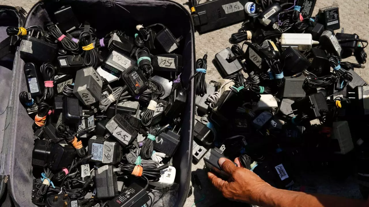 Médicos alertam sobre incêndios causados por carregadores de telefone genéricos