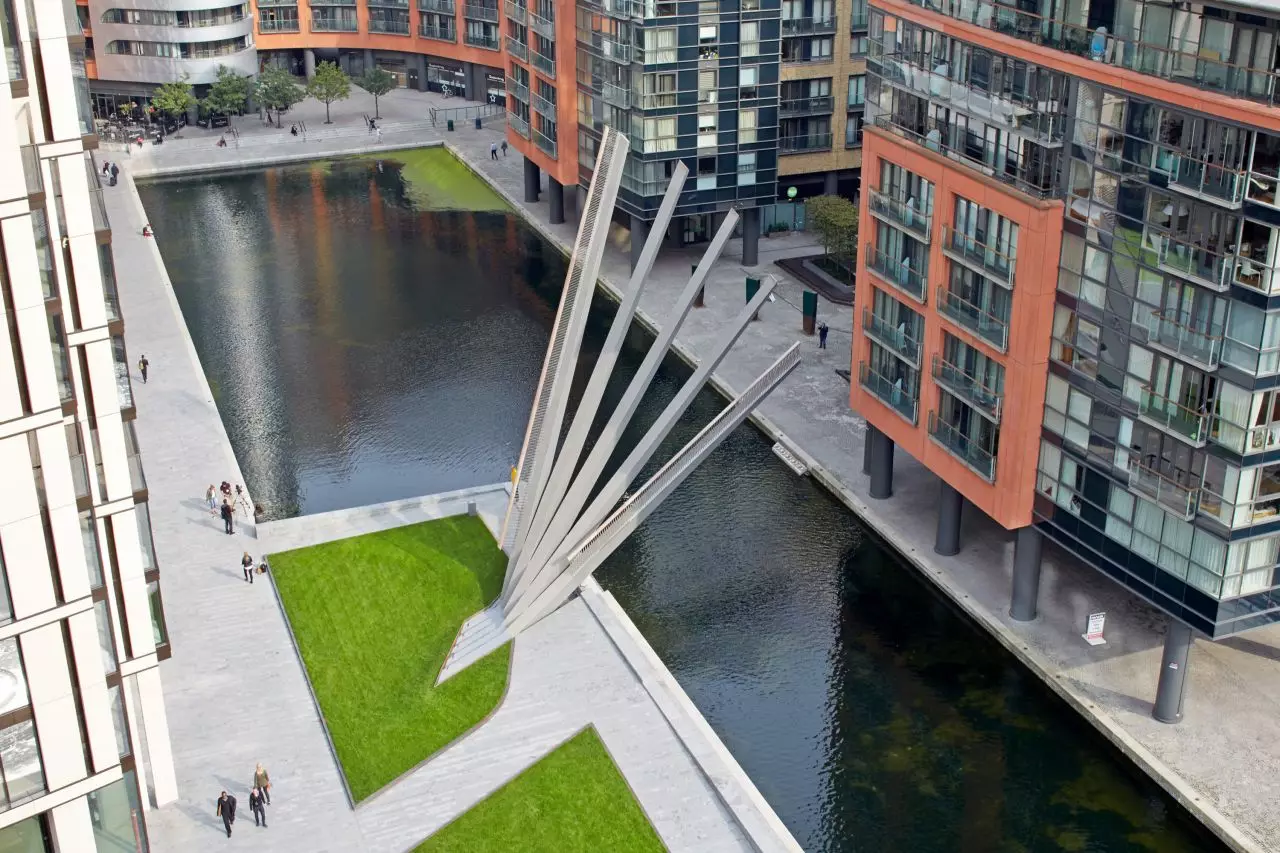 Deze hydraulische brug opent en sluit als een stalen ventilator van 30 ton