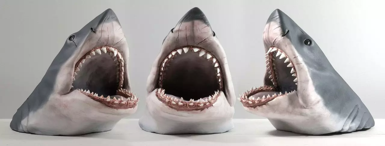Можете да персонализирате нивото на детайлност на кръвта на този бюст на акула