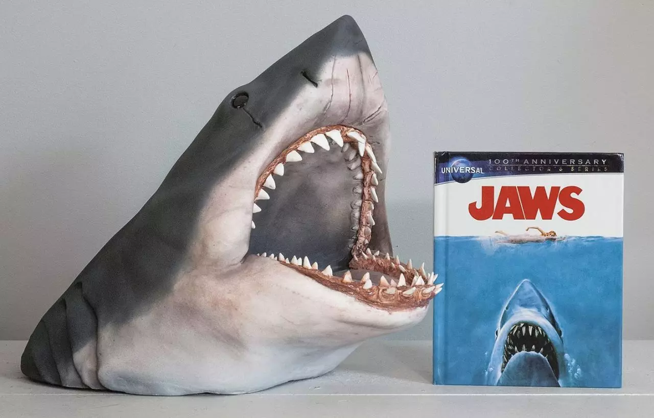 Puoi personalizzare il livello di dettaglio del sangue su questo busto di squalo Jaws