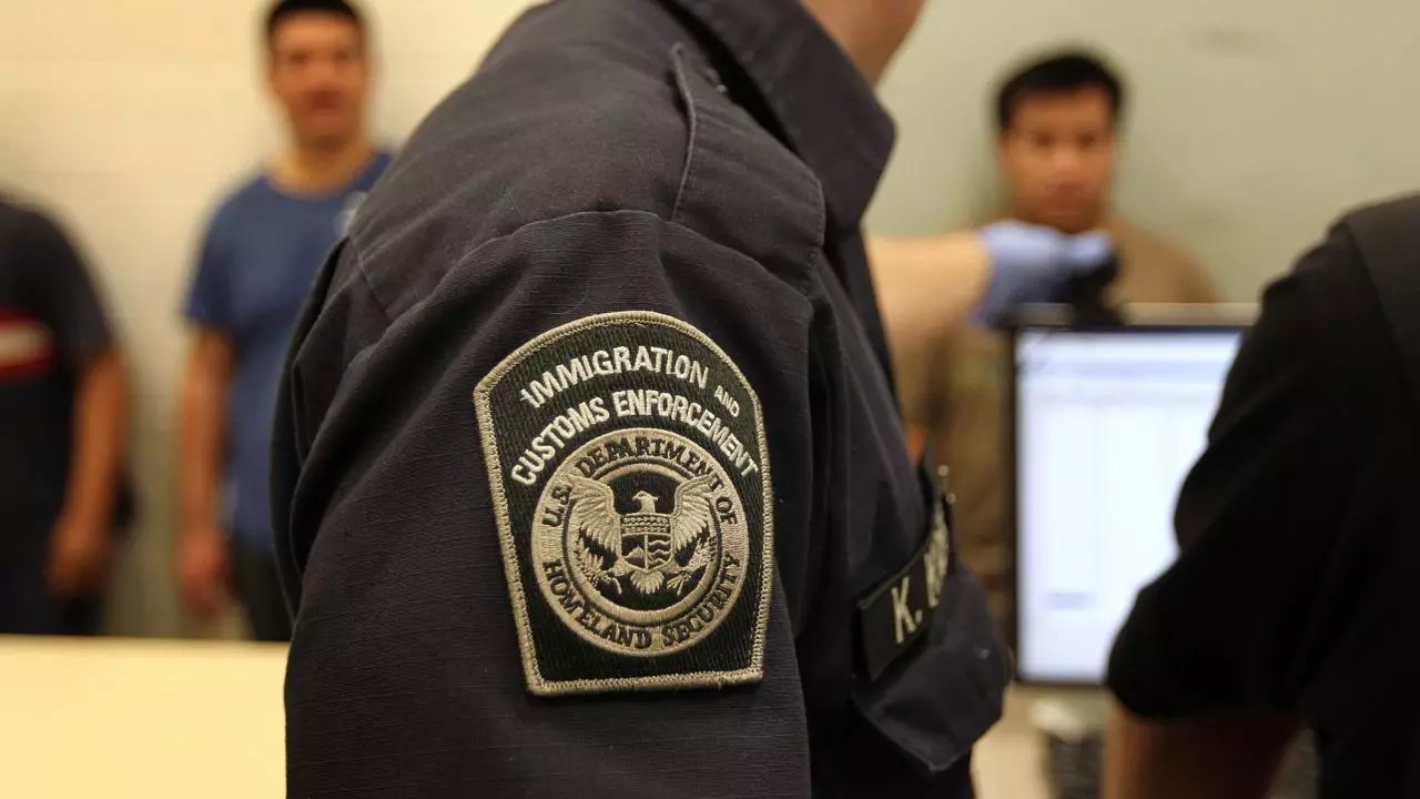 ICE Menolak Ancaman Tidak Manusiawi untuk Mencabut Visa dari Siswa Internasional di Kelas Online