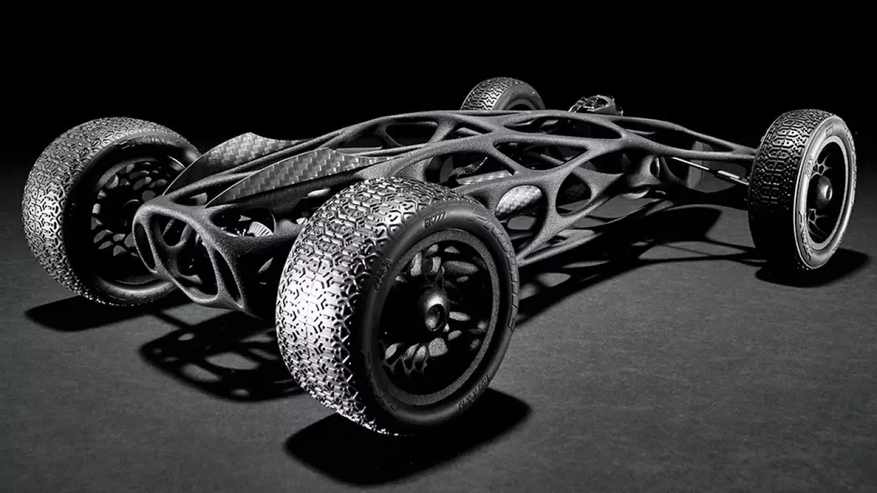 Egy 5 méteres rugalmas szalag biztosítja ezt az elegáns, 3D-nyomtatott RC autót