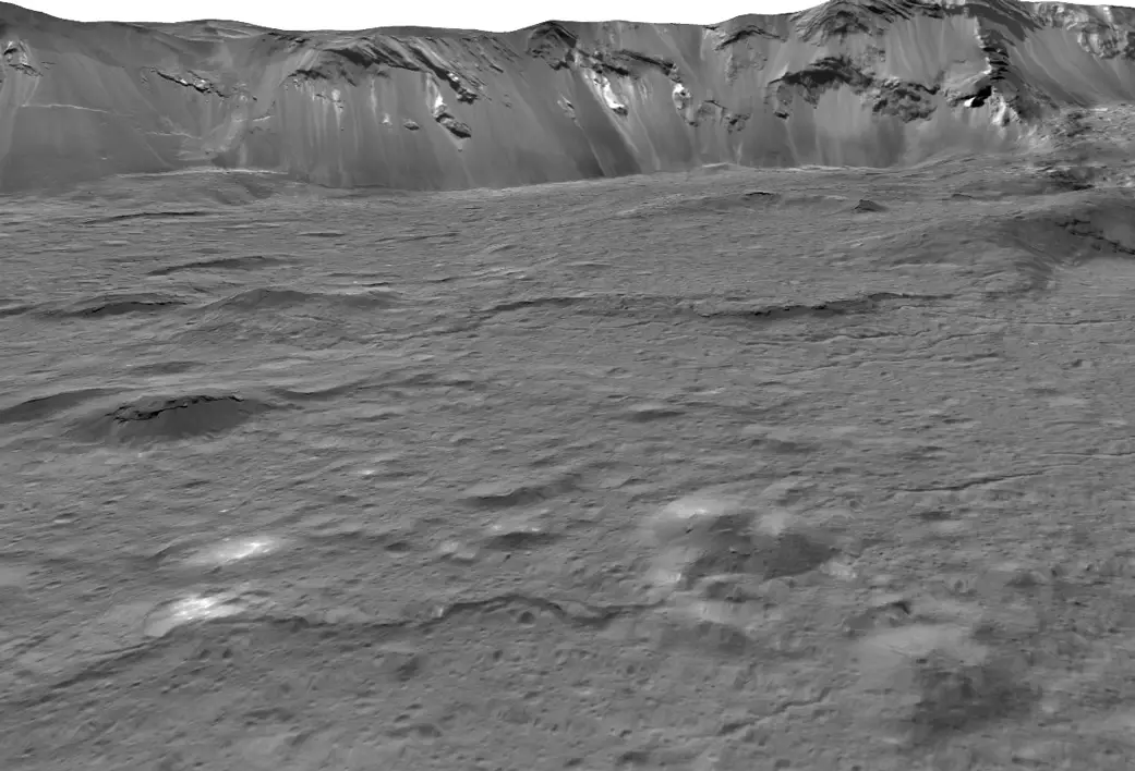 Aşakdaky ýerasty suwlardan emele gelen “Occator Crater” -iň içindäki açyk ak ýataklar we gümmezler. (Surat: NASA / JPL-Caltech / UCLA / MPS / DLR / IDA)