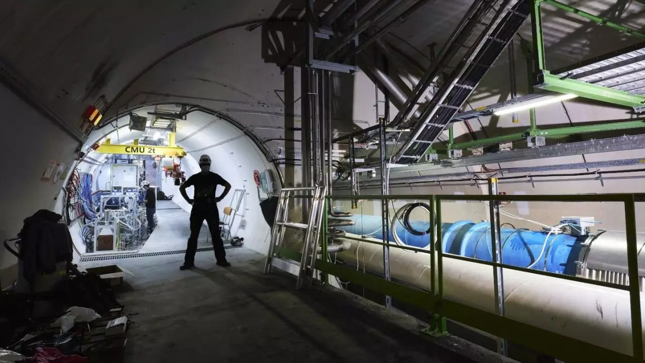 Isang manggagawa ang nakatayo sa harap ng eksperimento ng FASER sa CERN.