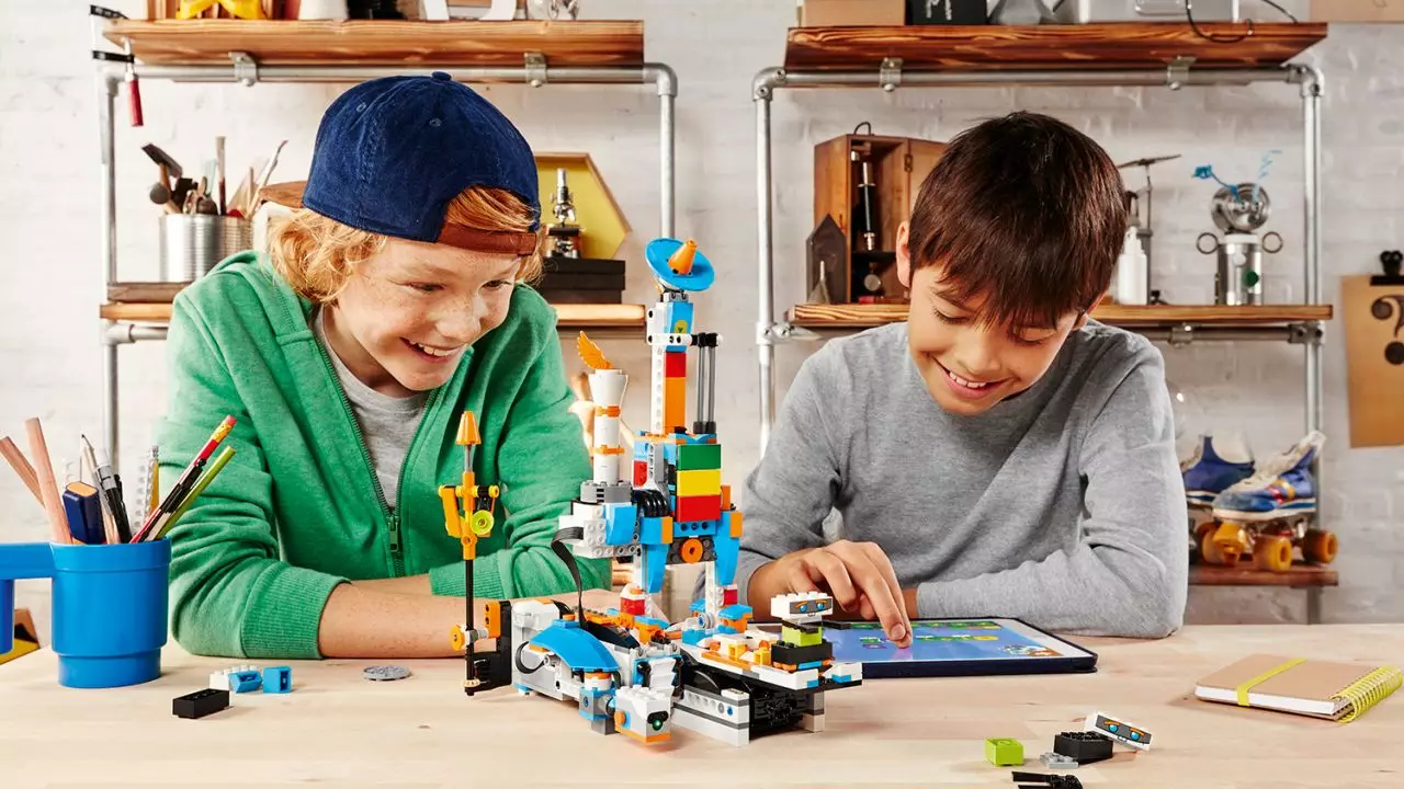 Traku LEGO robotu veidošana nekad nav bijusi tik vienkārša