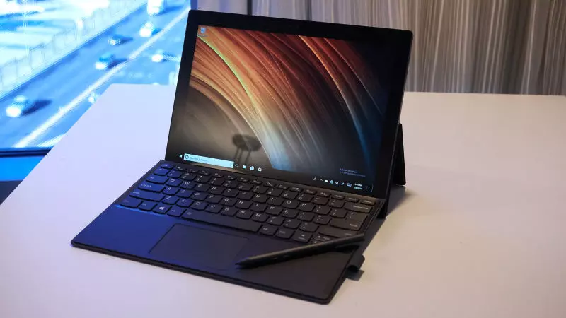 Η Lenovo λέει ότι ο Snapdragon Surface Clone έχει διάρκεια ζωής μπαταρίας 20 ώρες