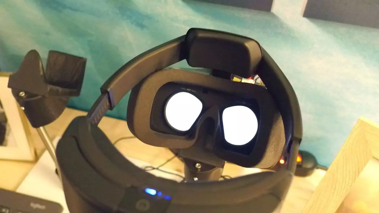 Ang Project Alloy ng Intel ay Ang Dapat Maging VR System