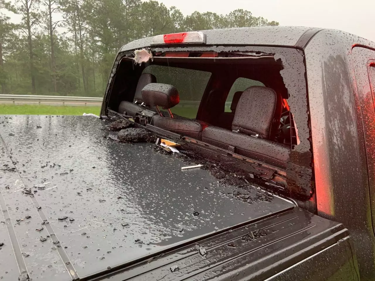 Ein Blitzschlag schlägt ein Stück Autobahn durch die Ford-Windschutzscheibe und verletzt zwei
