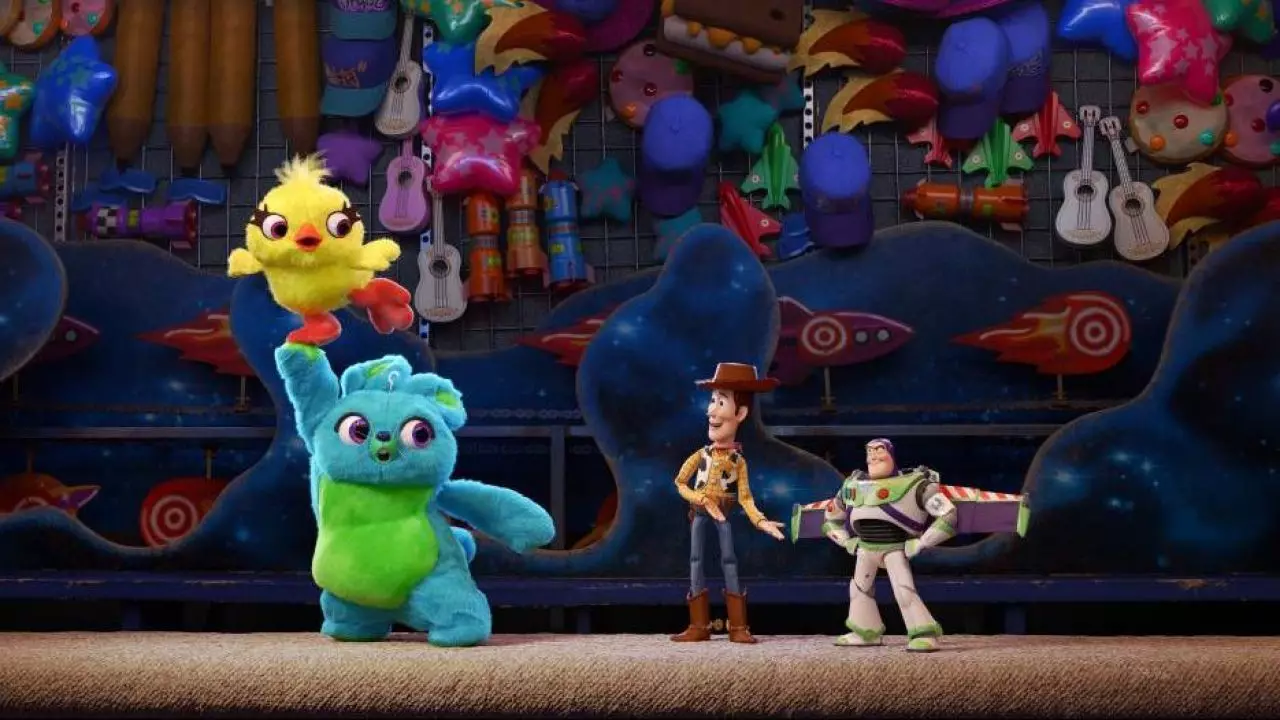 Toy Story 4 begjint troch losse einen te binden en de emosjonele ynset te ferheegjen